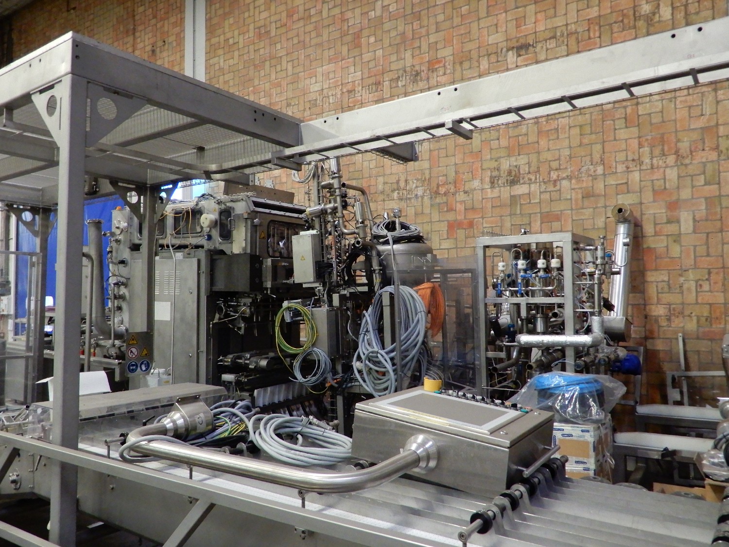 Hassia form, fill, seal, packaging and palletizing line for sachets ...